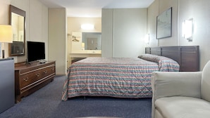 Quarto, 1 cama king-size, fumadores | Minibar, secretária, ferro/tábua de engomar, Wi-fi grátis 
