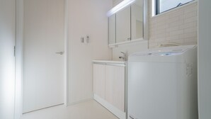 Villa Deluxe | Casa de banho | Uma combinação polibã/banheira, artigos de higiene pessoal grátis 