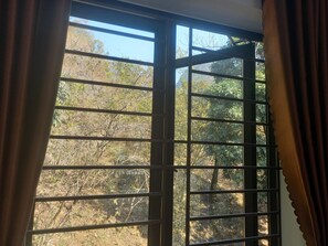 Quarto conforto, vista para o lago | Escrivaninha, espaço de trabalho para notebook, quartos à prova de som