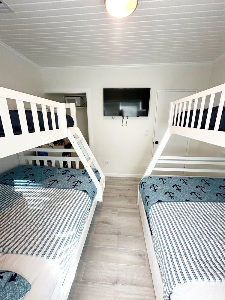 Charming By the Sea. 1 min walk from beach, outdoor shower, bikes ...