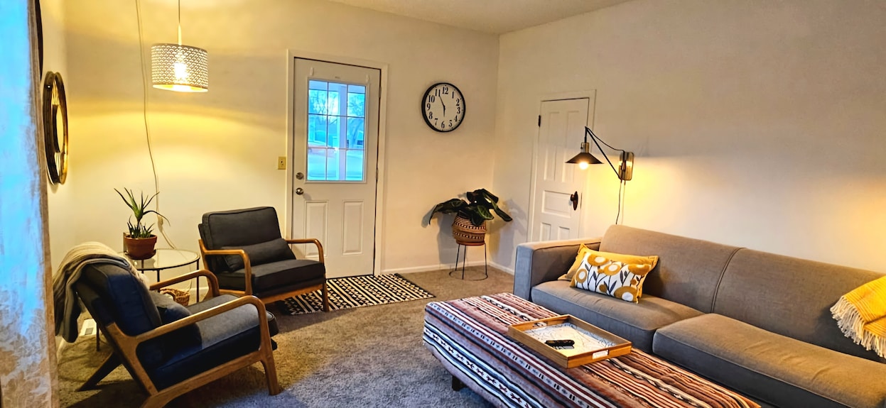 Cozy Updated 3-bedroom House, Pet Friendly, Wifi, Covered Porch, Firepit & Yard! - Minnesota