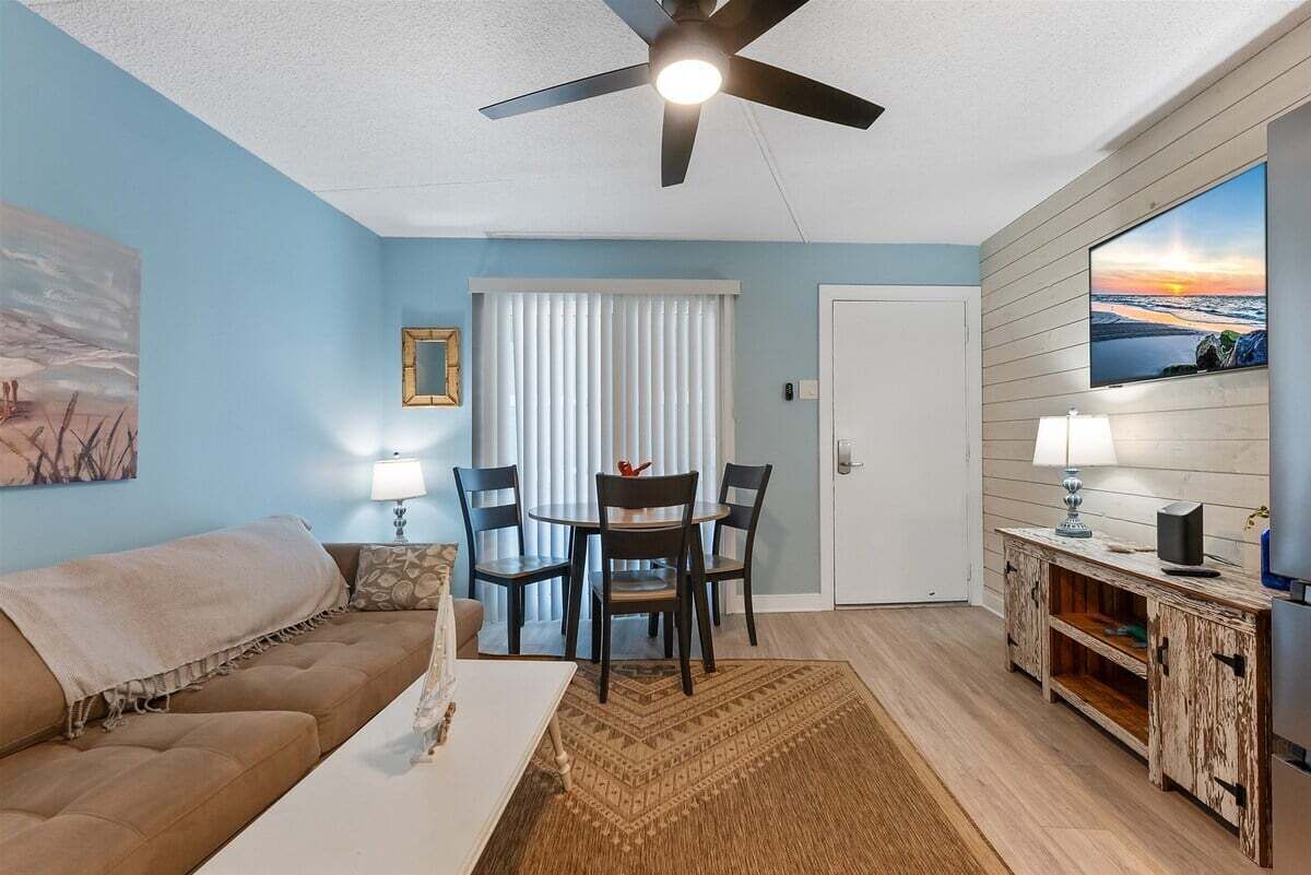 The Salty Breeze Retreat: 2 Br Condo W/ Amenities - Avalon, NJ