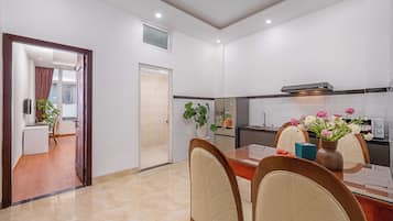 Apartamento superior, vista para a cidade | 1 quarto, escrivaninha, espaço de trabalho para notebook