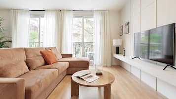 Apartamento Superior | Sala de estar | Televisor de 50 cm com canais por cabo