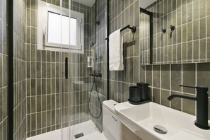 Apartamento | Casa de banho | Um polibã, um secador de cabelo, toalhas fornecidas, sabão 