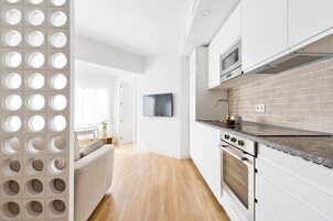 Apartamento | Cozinha privada | Uma cafeteira/bule, um micro-ondas, um forno, mesas de jantar 