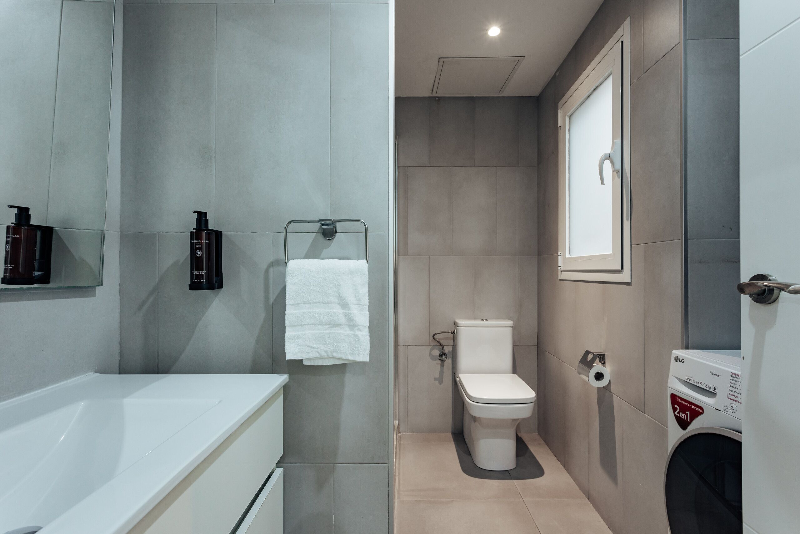 Apartamento | Casa de banho | Um polibã, toalhas fornecidas, sabão, champô 