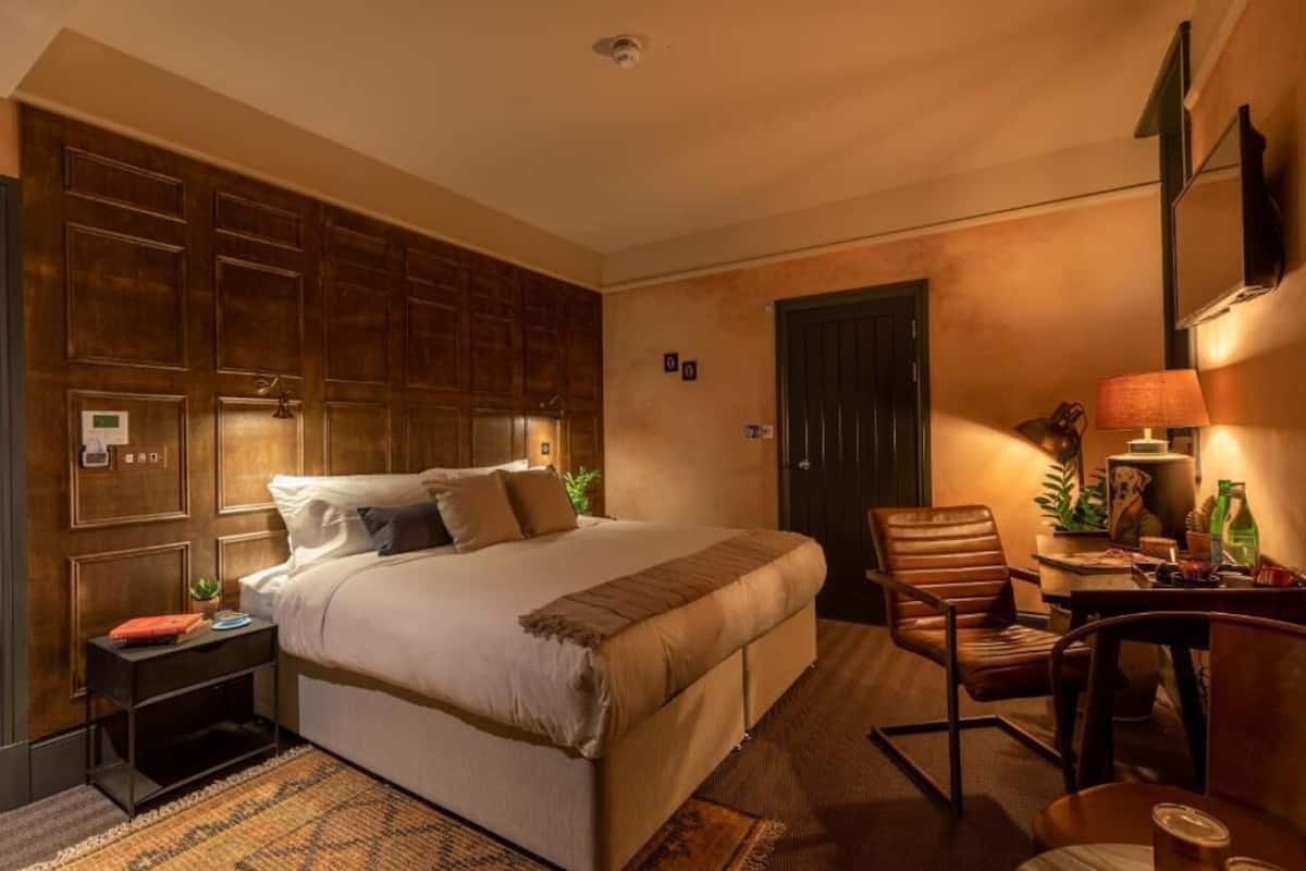 Quarto Duplo ou Twin Deluxe, Vista para a cidade | Secretária, secretária adequada para computadores portáteis