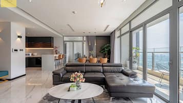 Apartamento real, 3 quartos, sacada, vista para a cidade | Área de estar | TV 32 polegadas com canais a cabo