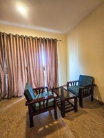 Quarto casal luxo | Área de estar | TV