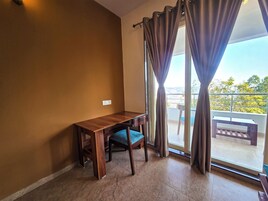 Quarto casal luxo | Área de estar | TV