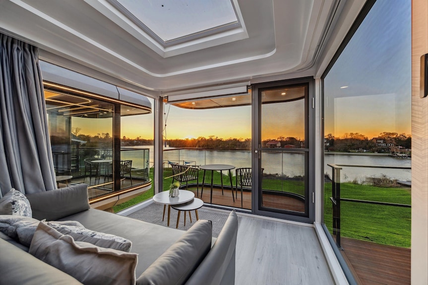 This Tiny House Is A 1 Bedroom(s), 1 Bathrooms, Located In Highlands, Tx. - 貝敦