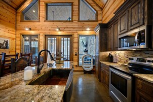 Cabine, várias camas, banheira de hidromassagem grande, vista para o jardim (Logged Out) | Cozinha privada | Um frigorífico, um micro-ondas, um forno, uma placa de cozinha 