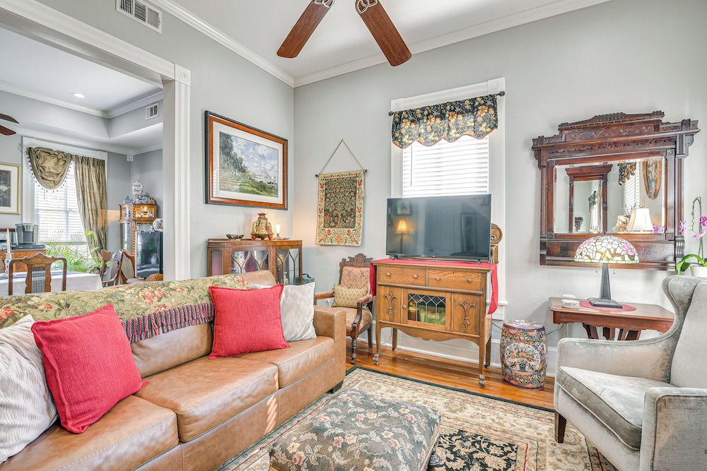 Walk To The Strand: Hideaway Haven Retreat - Galveston