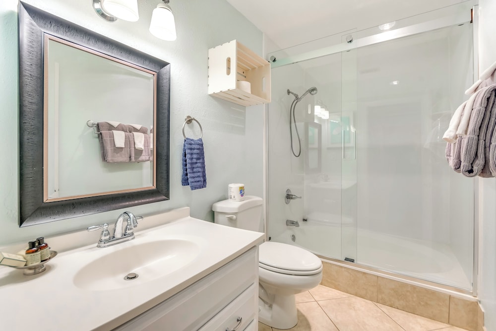 Walk To Beach: Resort Retreat W/ Balcony In Destin - Destin, FL