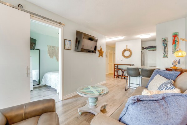 Walk To Beach: Resort Retreat W/ Balcony In Destin - Destin, FL