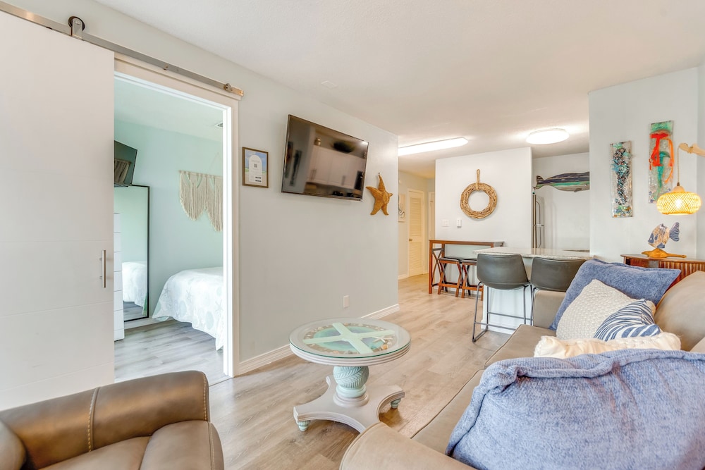 Walk To Beach: Resort Retreat W/ Balcony In Destin - Destin, FL