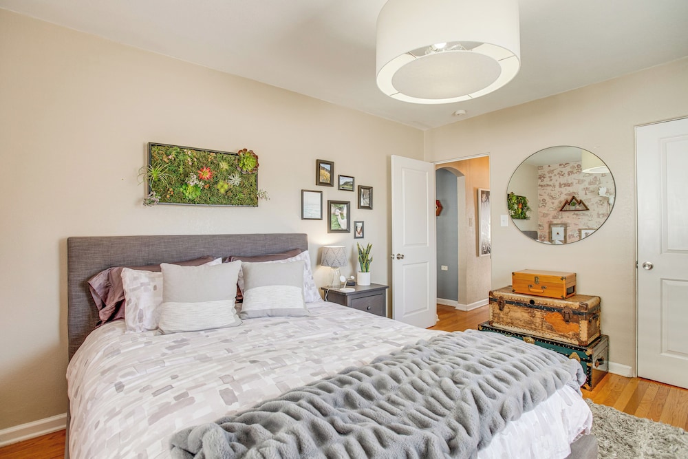 Walk To City Park: Chic Home W/ Hot Tub & Yard - Thornton, CO