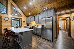 Cabine, 1 cama king-size e sofá-cama, banheira de hidromassagem grande (Red Fern Cabin) | Cozinha privada | Um frigorífico, um micro-ondas, um forno, uma placa de cozinha