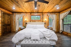 Cabine, 1 cama king-size e sofá-cama, banheira de hidromassagem grande (Red Fern Cabin) | 1 quarto, com decoração personalizada, com mobília individualizada