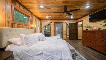 Cabine, 1 cama king-size e sofá-cama, banheira de hidromassagem grande (Red Fern Cabin) | 1 quarto, com decoração personalizada, com mobília individualizada