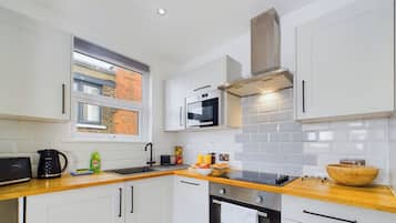 Apartamento | Cozinha privada | Um frigorífico, um micro-ondas, um forno, uma placa de cozinha