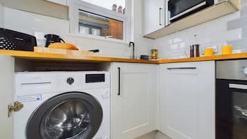 Apartamento | Cozinha privada | Um frigorífico, um micro-ondas, um forno, uma placa de cozinha