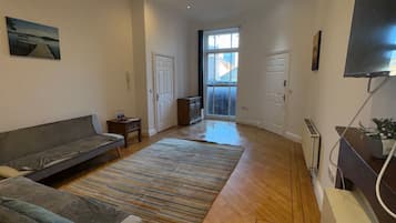 Apartamento | Sala de estar | Televisor, lareira