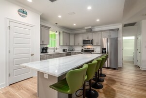 Casa, 5 quartos | Cozinha privada | Um frigorífico, um forno, uma cafeteira/bule, uma torradeira 