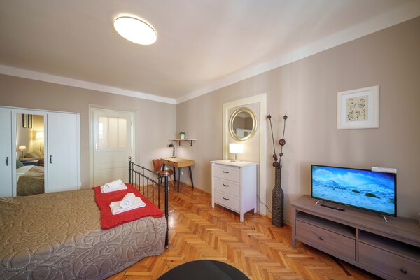 3 Bed Flat - Sleeps 12 - Wifi - Prague