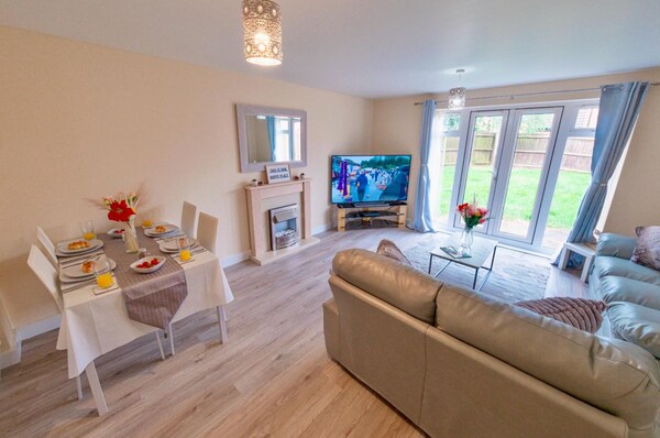 Cosy Home-sleeps 5- Private Garden- Free Parking - Corby