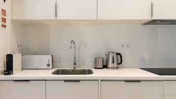 Um micro-ondas, uma máquina de lavar louça, uma cafeteira/bule