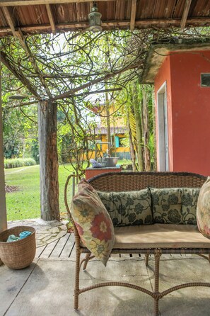 Piscina exterior, espreguiçadeiras 