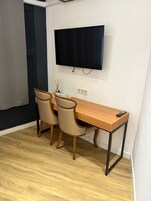 Quarto Triplo | Minibar, cofre no quarto, secretária 