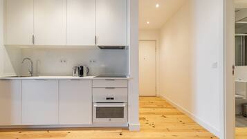 Um micro-ondas, uma máquina de lavar louça, uma cafeteira/bule