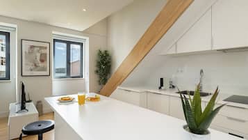 Um micro-ondas, uma máquina de lavar louça, uma cafeteira/bule