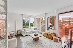 Apartamento Deluxe | Sala de estar | Smart TV