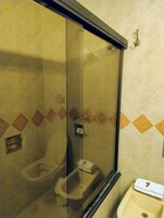 Quarto quádruplo standard, vista para a cidade | Banheiro | Secador de cabelo, toalhas de banho, sabonete, shampoo