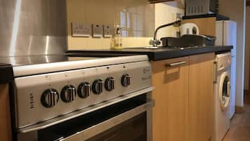 Apartamento | Cozinha privada | Geladeira, micro-ondas, fogão, cooktop