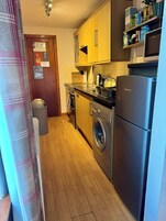 Apartamento | Cozinha privada | Geladeira, micro-ondas, fogão, cooktop