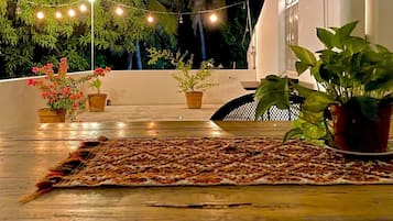 Suíte júnior, 2 quartos, vista para a cidade | Ferros/tábuas de passar roupa, Wi-Fi de cortesia