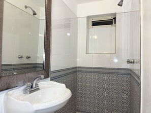 Quarto Duplo Standard | Casa de banho | Um secador de cabelo, toalhas fornecidas, sabão, papel higiénico