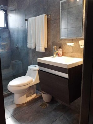 Quarto Standard, junto à piscina | Casa de banho | Um polibã, artigos de higiene pessoal grátis, toalhas fornecidas, sabão 