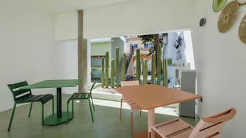 Piscina externa, funciona das 8h às 20h, guarda-sóis, espreguiçadeiras