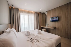 Quarto casal luxo, sacada, vista para o mar | Frigobar, cofres nos quartos, escrivaninha, cortinas blackout
