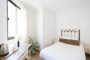 Quarto Individual Económico | Secretária, Wi-fi grátis, roupa de cama fornecida 