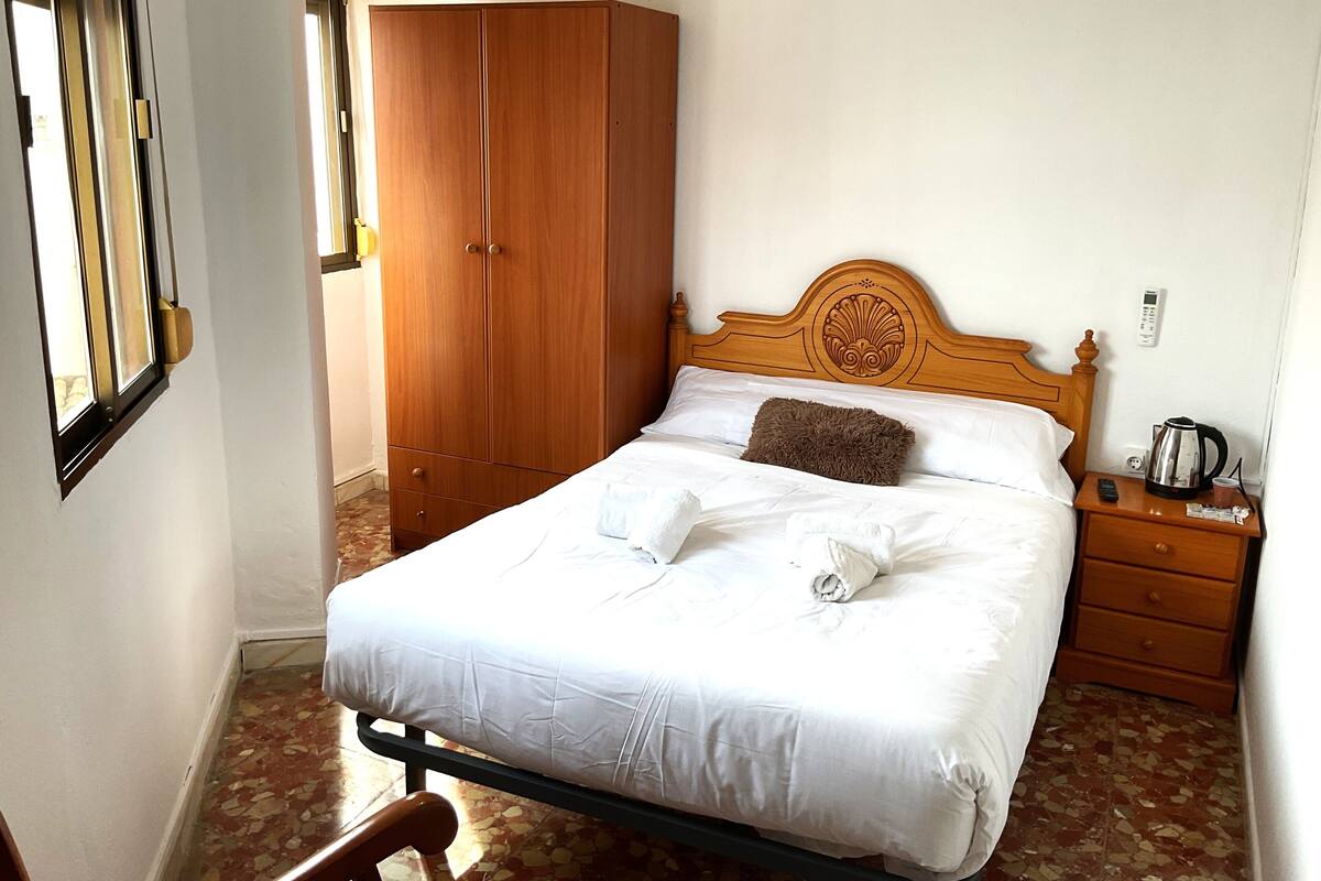 Quarto casal econômico | Escrivaninha, Wi-Fi de cortesia, roupa de cama