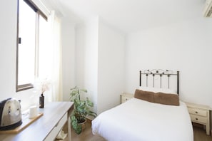 Quarto Individual Económico | Secretária, Wi-fi grátis, roupa de cama fornecida 