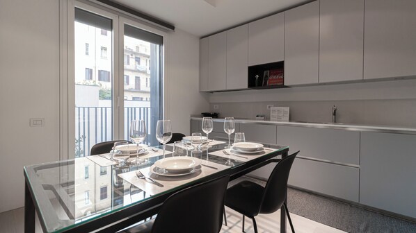 Apartamento (1 Bedroom) | Cozinha privada | Um forno, uma chaleira elétrica, uma cadeira de bebé