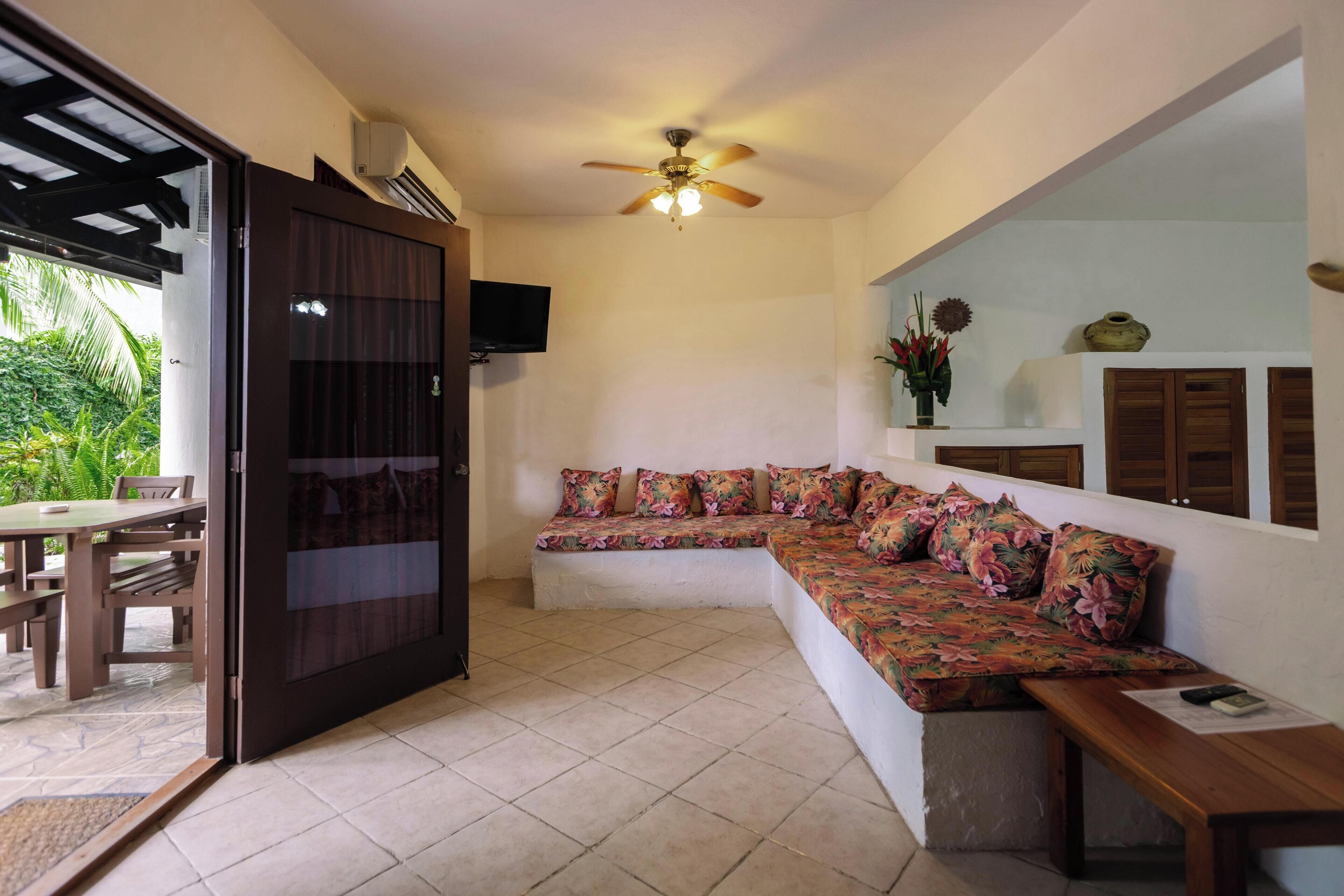 Villa Junior # 1 W/ Pool & Kitchen  Minutes From Manuel Antonio Beach - Playa Blanca